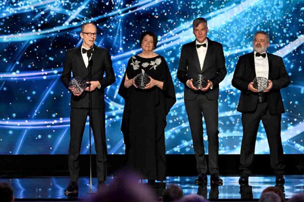 The LHC experiment collaborations at CERN receive Breakthrough Prize